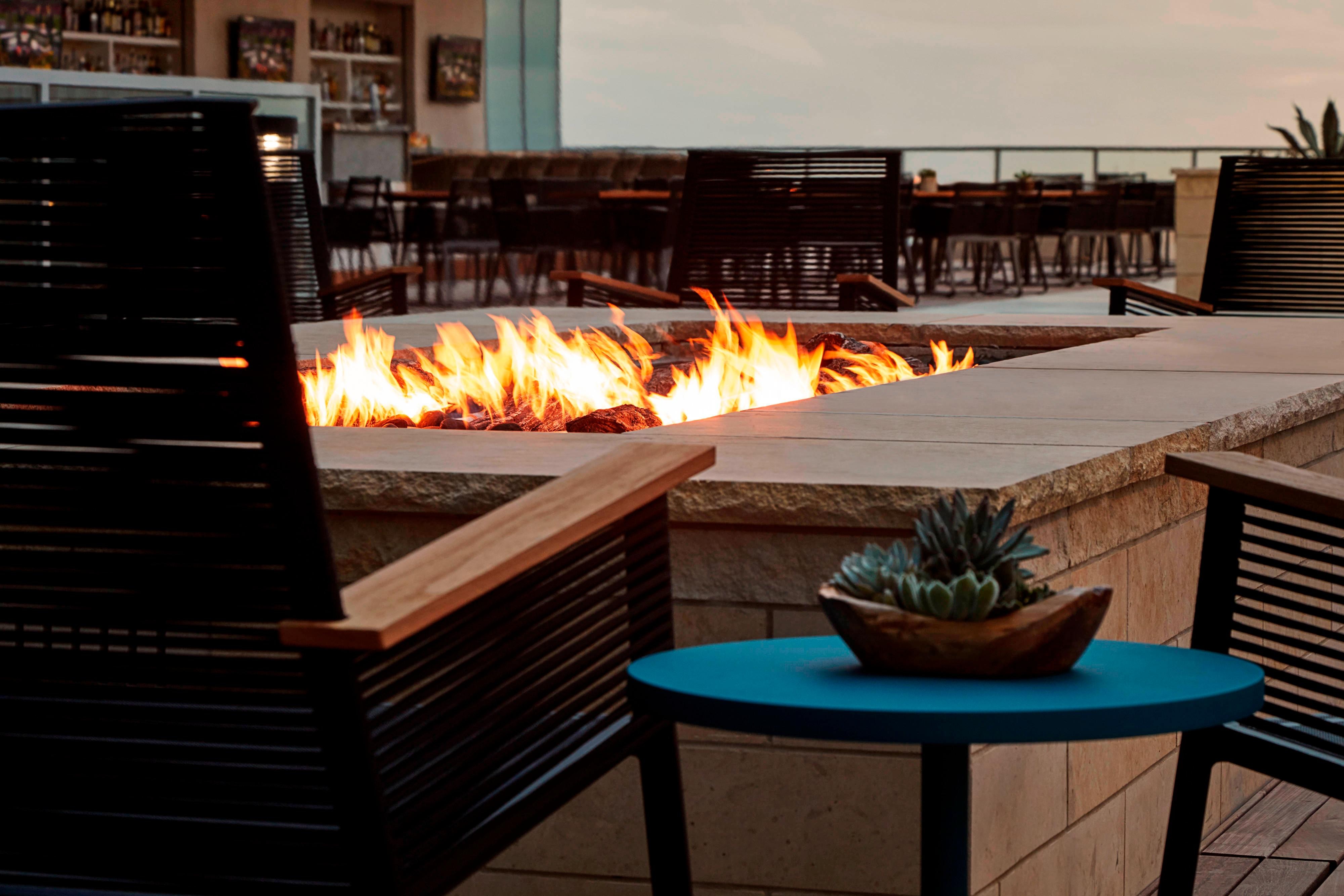 Altitude Rooftop & Pool | Marriott Marquis Houston | Marriott Bonvoy ...